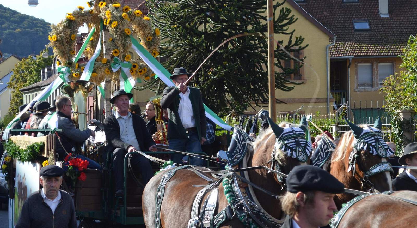 24.09.2025 - Weinlese-Fest. In Riesling-Welthauptstadt. Wahl der Deutschen Weinkönigin.
